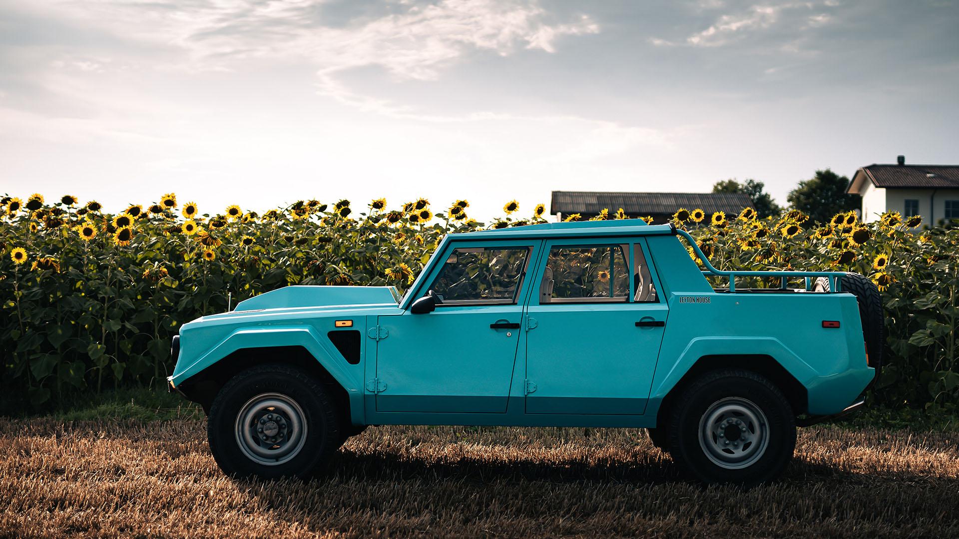 10 Quick Facts About The Unforgettable Lamborghini LM002 "Rambo Lambo ...