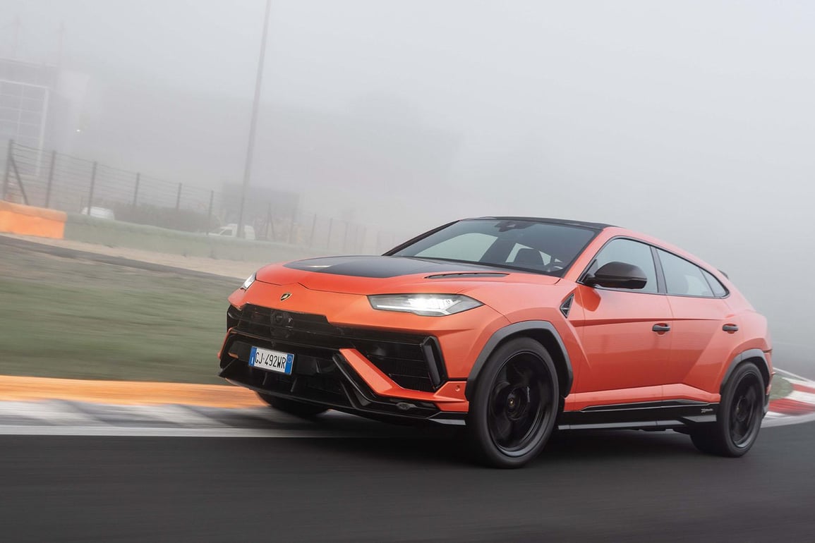 The dynamic launch of the Urus Performante - LamboCARS