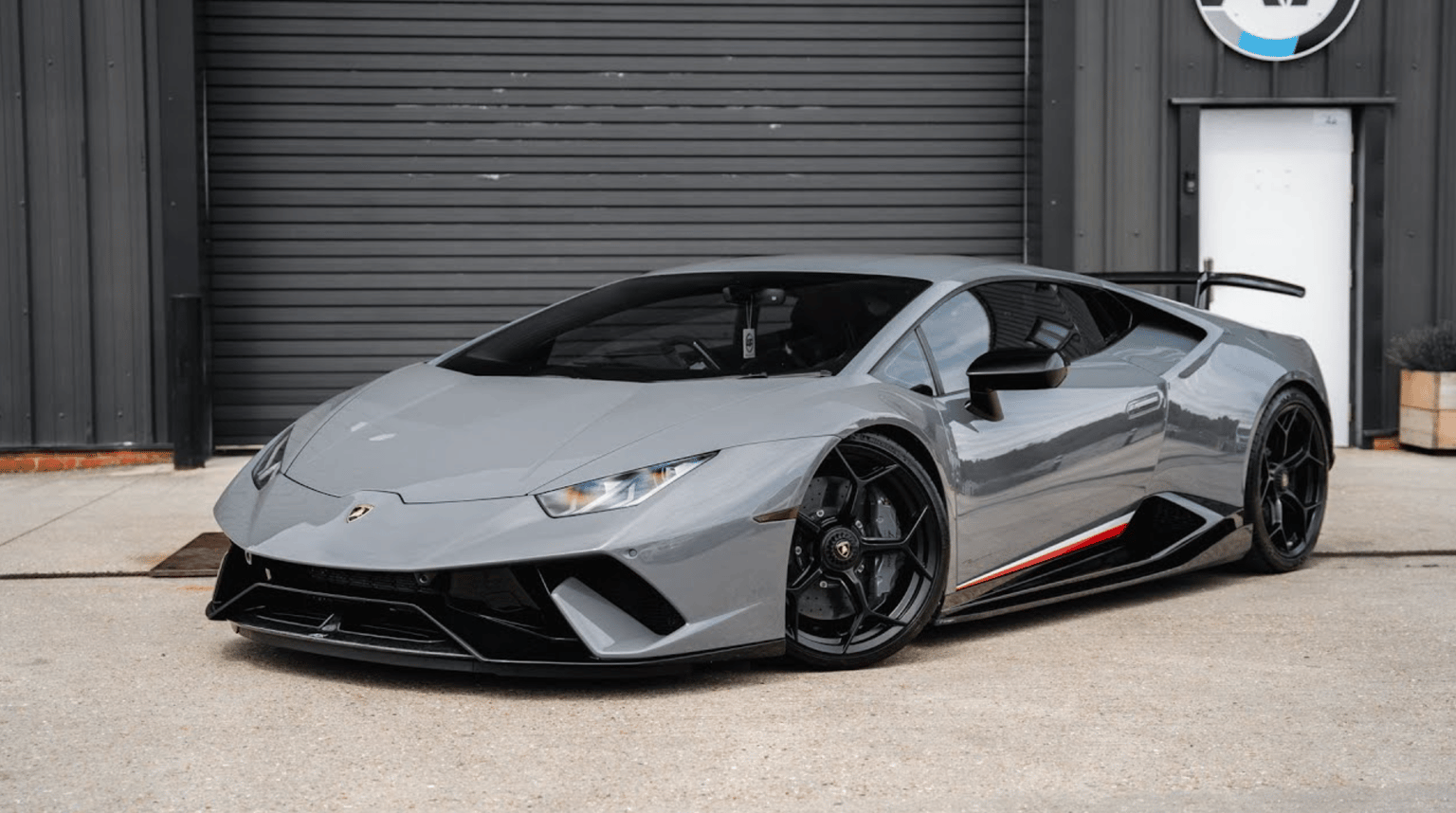 Lamborghini Huracan vs Aventador: A Full Comparison of Speed, Design ...
